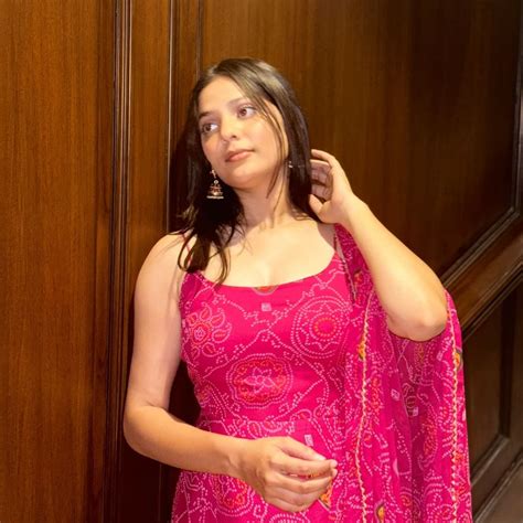 Saina Sainaasingh • Instagram Photos And Videos