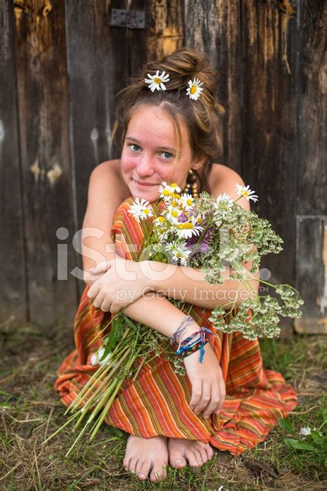 Foto De Stock De Preciosa Jovencita Al Aire Libre En La Aldea