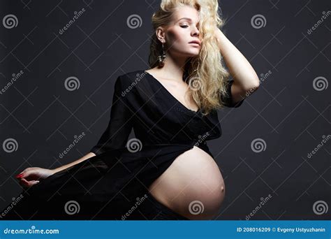 Schöne Schwangere Blondes Mädchen Mit Dem Dicken Bauch Stockbild
