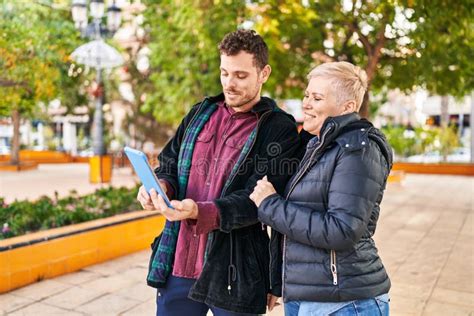 Madre E Hijo Sonriendo Confiados Usando Touchpad En El Parque Foto De