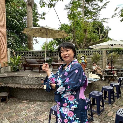 徐世慧a May 很愛耍帥，也喜歡柔美的樣子。最近起床梳洗時，都會對著鏡子微笑，並告訴自己，今天一定會是美麗的一天 Facebook