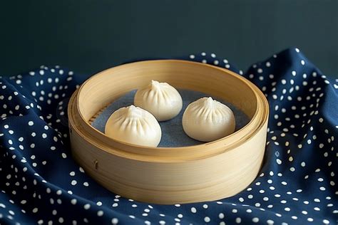 包子ai数字艺术 包子简约风深蓝色白色波点布料竹制蒸笼三个包子商业照片 Ai图片免费下载 Png格式 1344像素 编号72466900 千图网