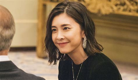 ドラマ『スキャンダル専門弁護士queen』第1話、竹内結子さんの着こなしは「黒」と「ジュエリー」がポイント！ Preciousjp（プレシャス）