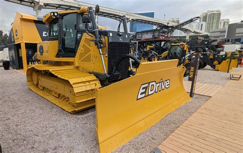 John Deere Delivers A Preview Of Its Hybrid 850 X Tier Dozer Machinery Asia Your Information