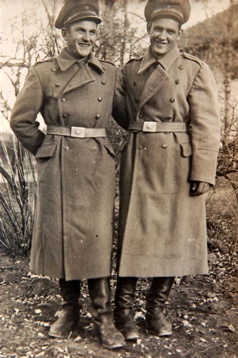 Trench Coat Từ Trang Phục Quân đội đến Item Yêu Thích Của Giới Trẻ