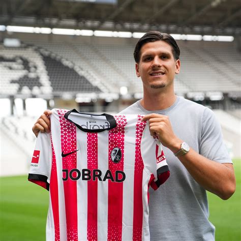 Sc Freiburg Holt Stürmer Igor Matanovic Von Eintracht Frankfurt