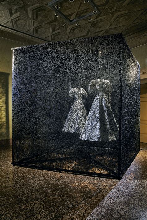 塩田千春ら世界10組のアーティストが参加。テキスタイルブランド・アルカンターラが見せる「9つの旅」とは？｜美術手帖 アートのアイデア イラストアート アートデザイン
