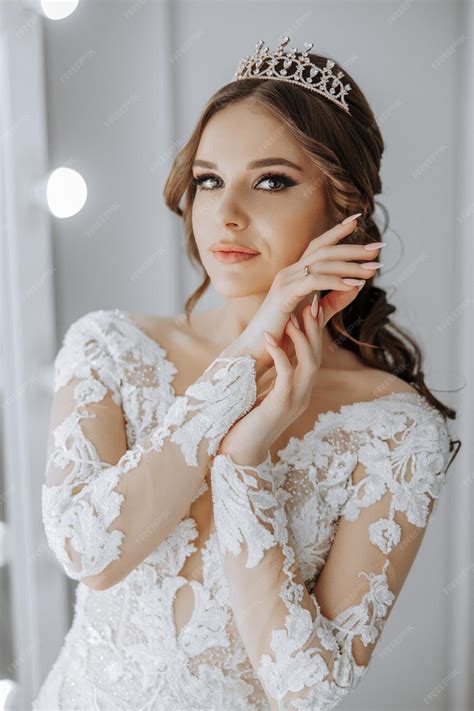 Premium Photo | A woman wearing a tiara and a long white dress