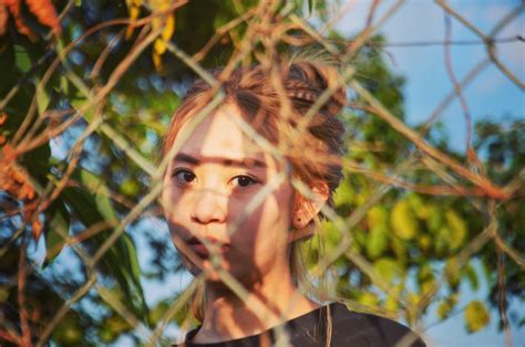 무료 이미지 비밀 그리드 아시아 소녀 베트남 소녀 아름다운 예쁜 미술 머리 나무 우디 식물 잎 분기 눈 미소 햇빛 장난 봄 잔디 가족