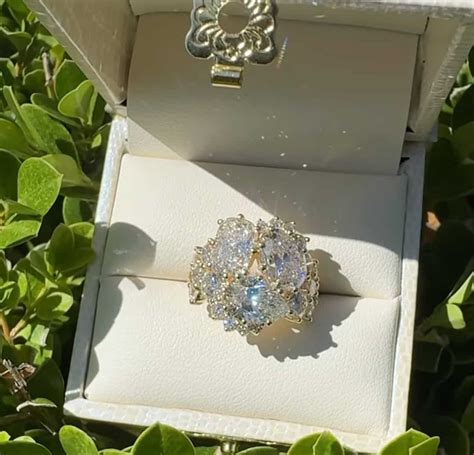 A Closer Look At Lainey Wilsons Massive Engagement Ring Country Now