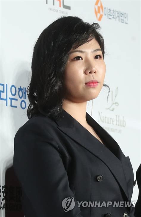 포즈 취하는 김가희