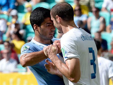 Luis Suárez Bite Suarez Tried To Bite Giorgio Chiellini A Year Before He Bit Italian Defender