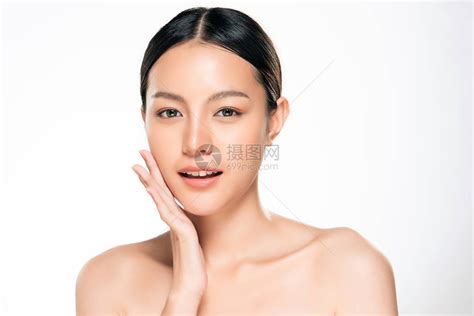 美丽的年轻亚洲女人与干净清新的皮肤看起来美丽的脸和皮肤脸部护理美容高清图片下载 正版图片503054177 摄图网