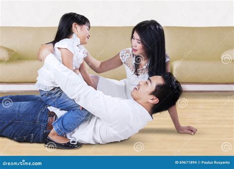 Familia Que Se Divierte Junto En El Piso Foto De Archivo Imagen De Feliz Vacaciones