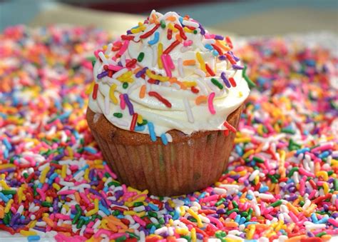 Pin By Paris On Sprinkles Yummy Cupcakes Funfetti Cupcakes Sweet