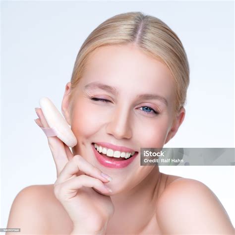 얼굴 화장을 위해 파우더 퍼프를 사용하는 친근한 자연 화장 여성 가루로 빻은에 대한 스톡 사진 및 기타 이미지 가루로 빻은 건강관리와 의술 건강한 생활방식 Istock