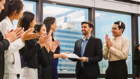 How To Implement Employee Incentives In 2025