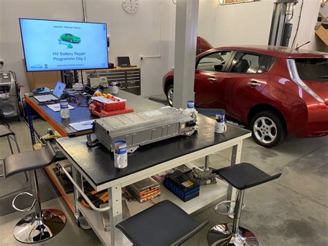 Day 2 Delivering High Voltage Battery Repair Course At Promoto Graham Stoakes Aae Mimi