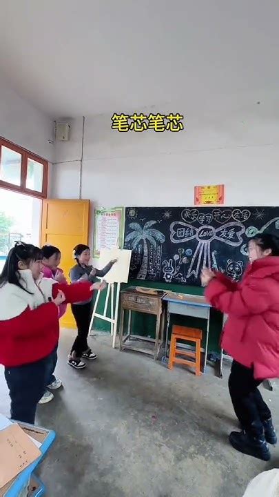 听闻我妹妹要来我们学校，好奇心爆棚的她们一趟趟跑去校门口翘首以盼，来了以后自然熟，非得教我妹舞蹈，还给我妹戴上了她们喜欢的发夹，三分钟不到就把我妹给教会了，在舞蹈上，毫不夸张的说，我的学