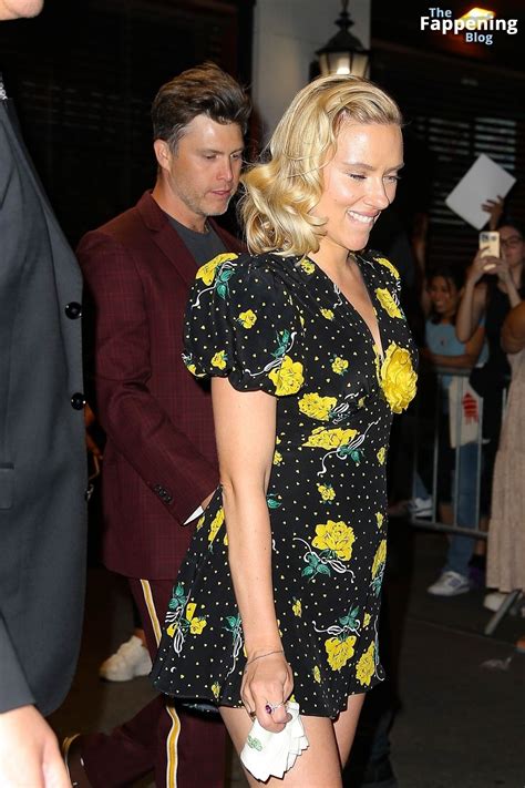 Scarlett Johansson Flaunts Her Sexy Legs At The “asteroid City