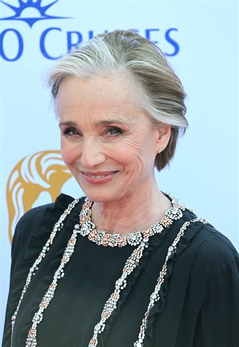 Kristin Scott Thomas 60 Años Y El Corte De Pelo Con Canas De Esta