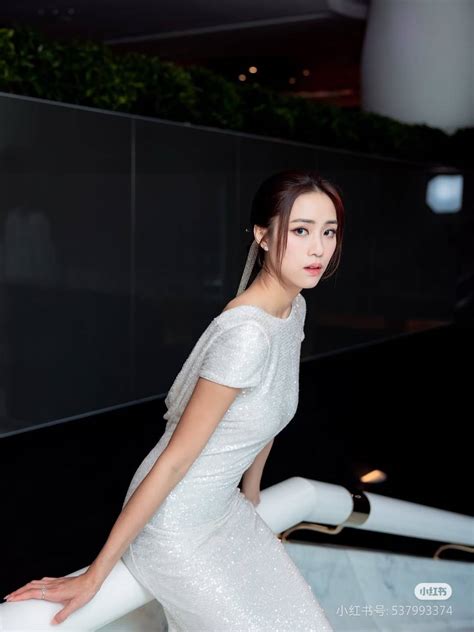 刘颖镟晒出自我非常新写真照——阳光开朗与优雅迷人可以共同存在 魅力时尚