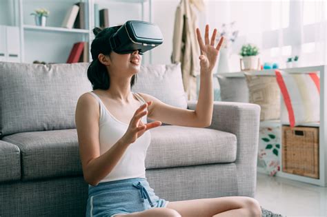 Vr 헤드셋 경험 중에 공기를 만지는 아름다운 여성 바닥에 현대 가정에서 가상 현실 고글을 착용 귀여운 아시아 일본 소녀 행복한