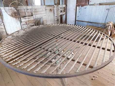 Lot 116 1 Round Wool Table Good Condition Auctionsplus