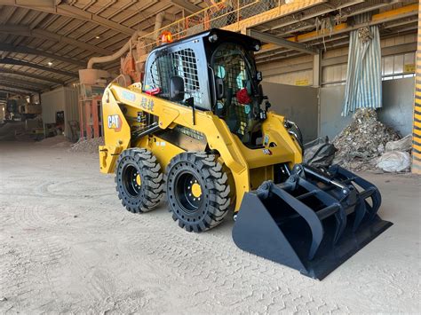 中華機械 Cat 236d3 小山貓，正式加入客戶的工作團隊！🚜 以靈活操控、高舉升能力和穩定的動力表現，無論是倉儲搬運還是工地作業，都能