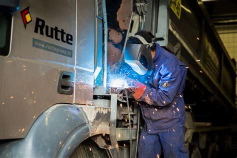 Lasser Repareert En Vrachtwagen Edwin Van Eis Openresearchamsterdam