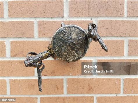 Meneteskan Pipa Gemuk Logam Dan Dinding Bata Foto Stok Unduh Gambar