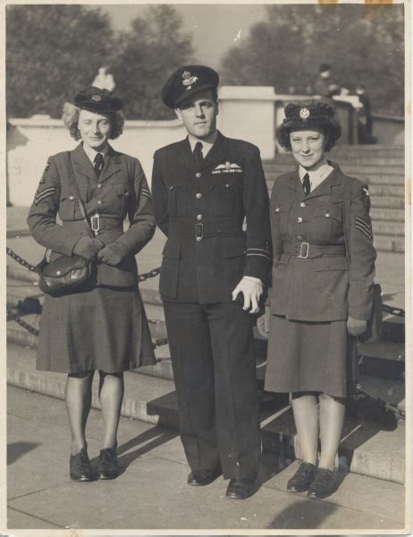 1945 Two Waafs From 460 Sqd With Fl Lt Doug Arrowsmith Queen Vic Statue Buckingham Palace After