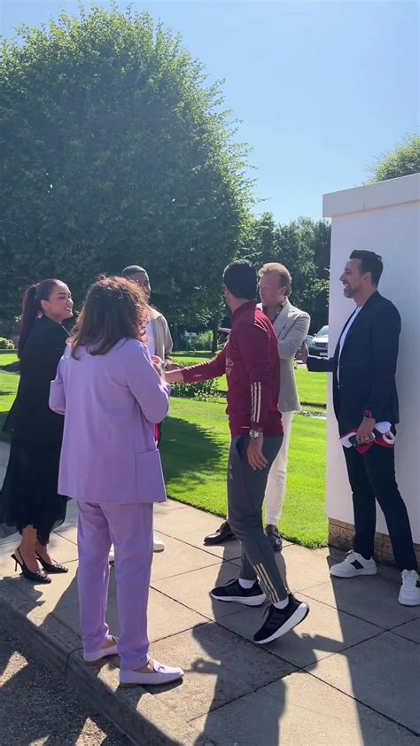 میکل آرتتا در حال خوش آمد گویی به یورین تیمبر طرفداری