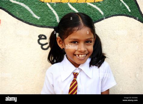 Ragazza Di Scuola Ritratto Uniforme Sri Lanka Immagini E Fotografie