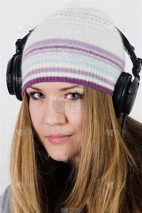 戴着耳机的年轻漂亮女孩