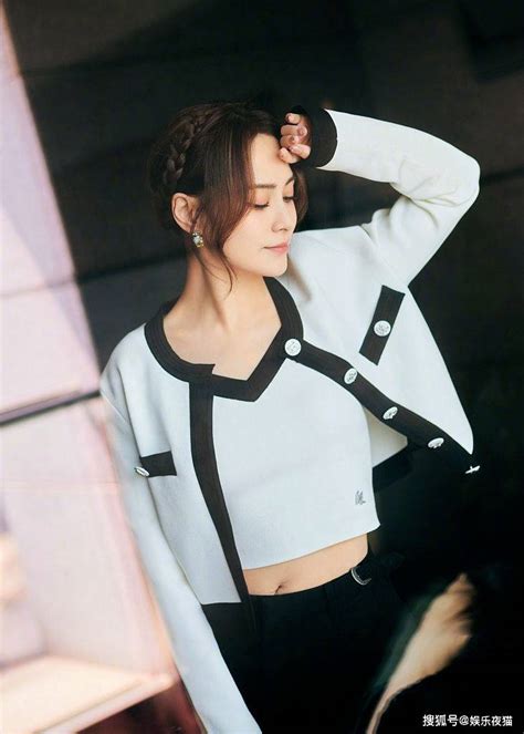 钟欣潼小香风写真精致酷飒诠释别样风采 搜狐大视野 搜狐新闻