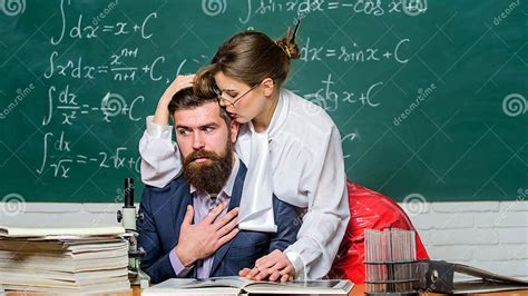 Professor E Aluno Flertando Provocação Sexual Provocar Desejo Sexual