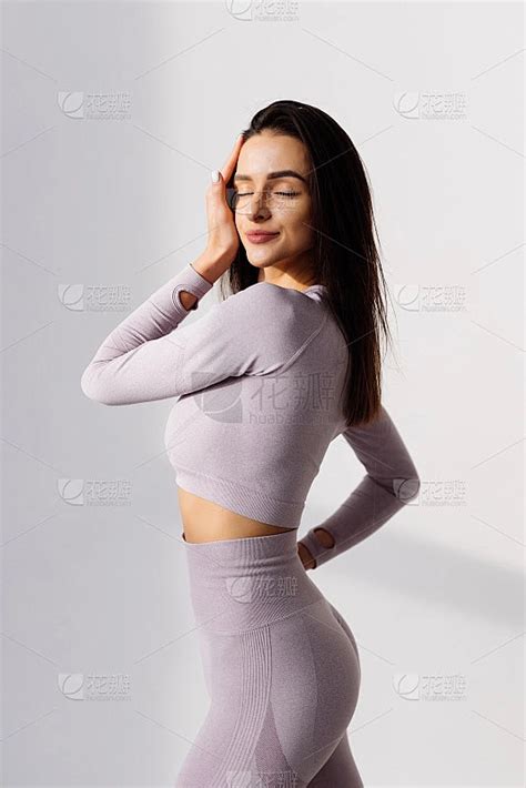 一个年轻女子做家庭作业的后视图素材 花瓣网