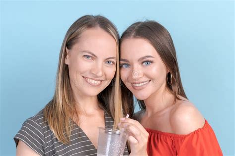 Leuk Meisje Met Haar Stijlvolle Moeder In Rode Jurk Die Cocktail Drinkt