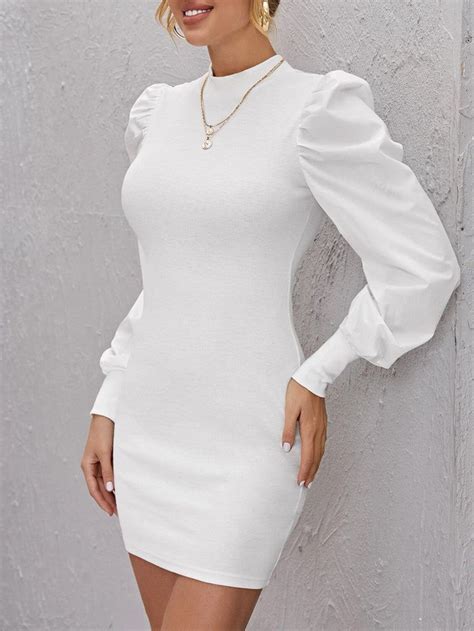 Vestido Ajustado Corto De Manga Larga Y Cuello Alto Mock Neck Bodycon