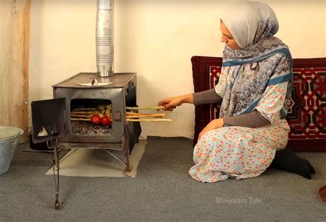 ویدئو پخت جوجه کباب در بخاری زغالی به سبک دیدنی دختر جوان روستایی گرگانی