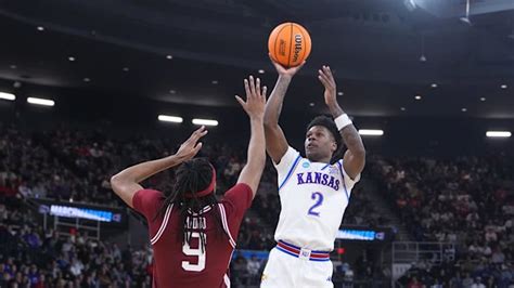 Former All Big Ten Guard Enters Transfer Portal After Year With Kansas