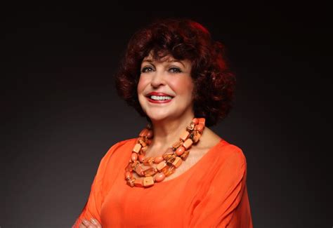 Gabriela Acher Presenta Su Unipersonal ¿qué Hace Una Chica Como Yo En Una Edad Como ésta