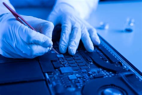 Premium Photo Computer Fixing Service Master With Tweezers Repair