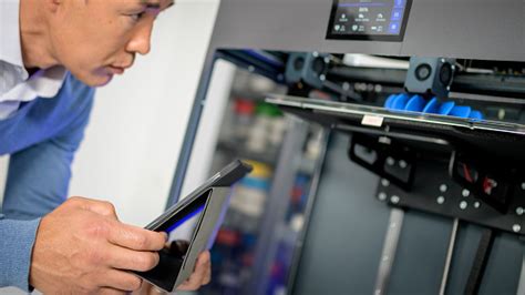 디지털 장치를 들고 3d 프린터 활동을 보는 남자 컴퓨터 프린터에 대한 스톡 사진 및 기타 이미지 컴퓨터 프린터 태블릿