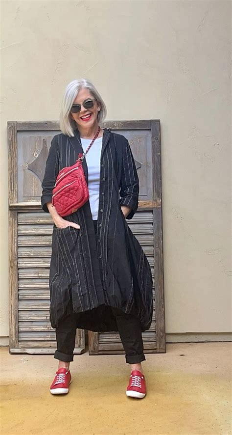Best Comfortable And Chic Travel Outfits For Women Over 50 Fall