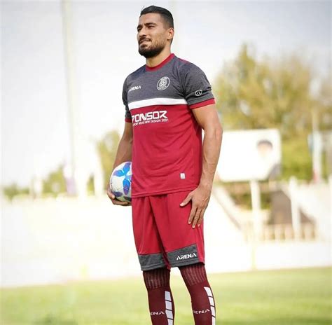 لباس آرنا فروشگاه دروازه بانی گلریشاپ