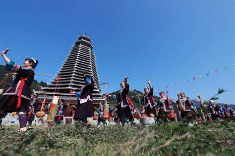 传统重阳 龙胜江口村外嫁女回娘家 敬老”村里泪水鼓楼