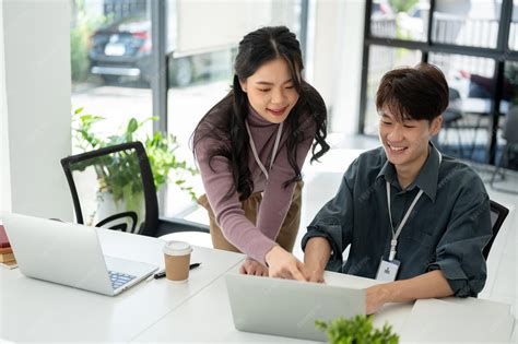 Premium Photo A Friendly Asian Female Marketing Assistant Is Helping