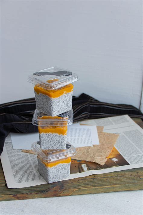 건강한 디저트 건강한 생활 과일 디저트 깨끗이 먹다 나무 표면 높은 각도보기 다이어트 식품 달콤한 대접 맛있는 망고 망고 토핑 부분 조절 부엌 장면